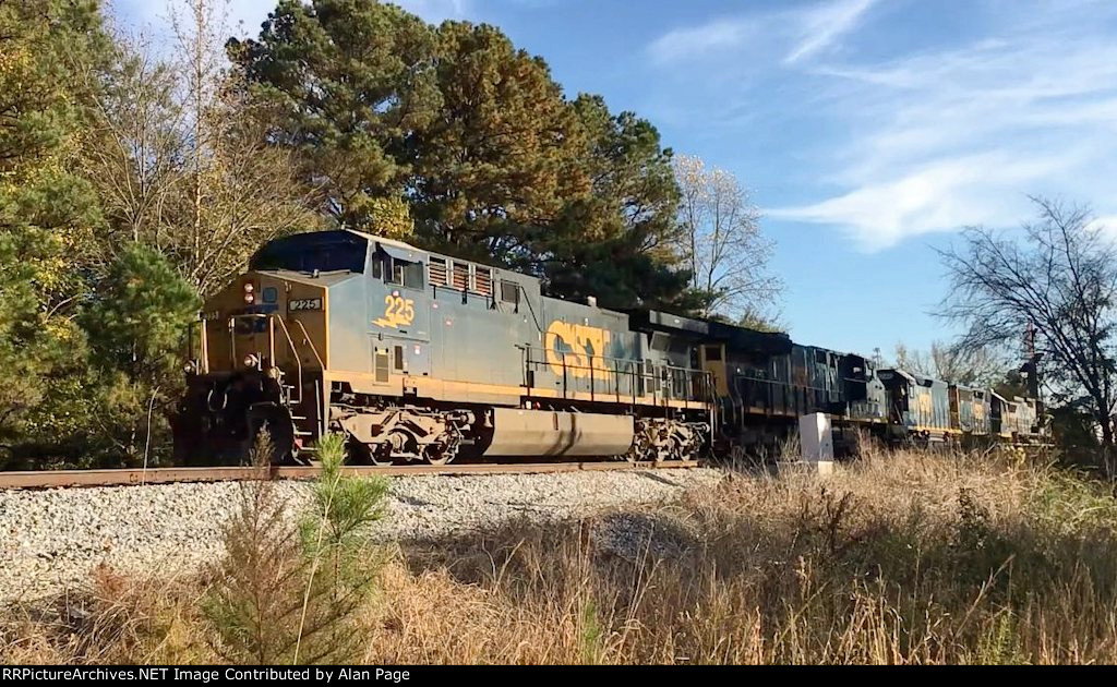 CSX 225 leads 5 units EB